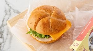 does parchment paper make things crispy